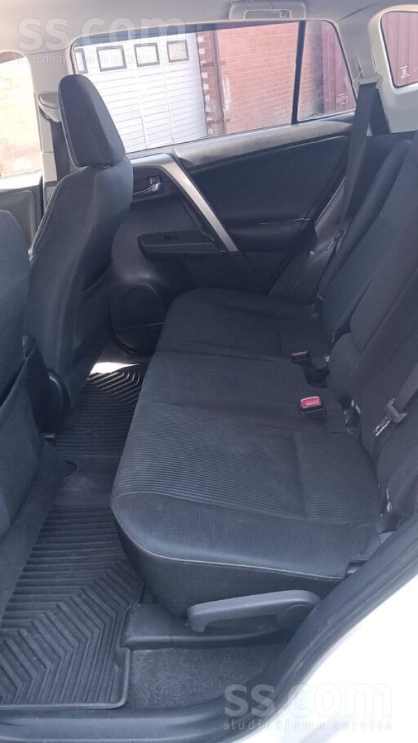 White Toyota RAV4 2015 in Riga, with an engine capacity of 2.00 L and mileage of 155 thousand km for 13100 €, photo 9 on AUTOMOTO.COM.LV