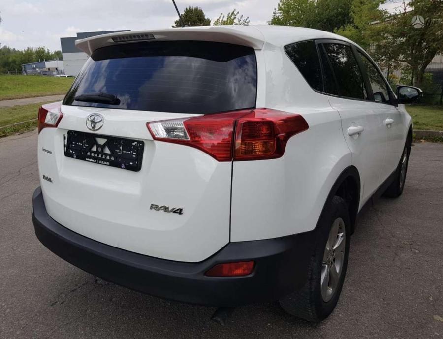 White Toyota RAV4 2015 in Siauliai, with an engine capacity of 2.00 L and mileage of 300 thousand km for 7700 €, photo 4 on AUTOMOTO.COM.LV