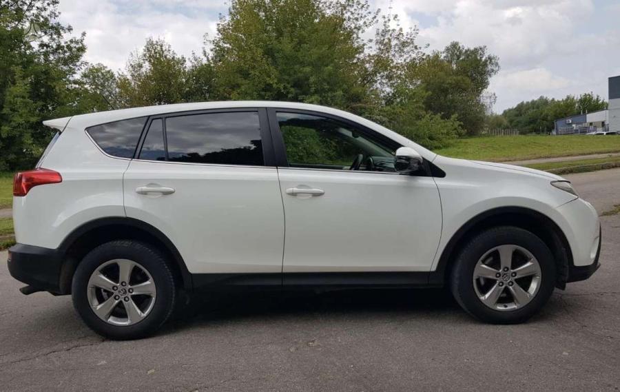 White Toyota RAV4 2015 in Siauliai, with an engine capacity of 2.00 L and mileage of 300 thousand km for 7700 €, photo 5 on AUTOMOTO.COM.LV