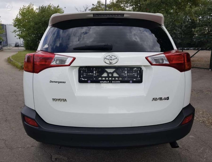 White Toyota RAV4 2015 in Siauliai, with an engine capacity of 2.00 L and mileage of 300 thousand km for 7700 €, photo 6 on AUTOMOTO.COM.LV
