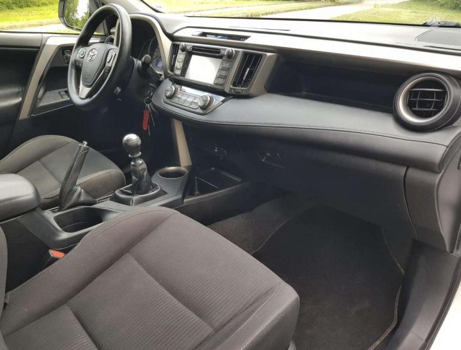 White Toyota RAV4 2015 in Siauliai, with an engine capacity of 2.00 L and mileage of 300 thousand km for 7700 €, photo 9 on AUTOMOTO.COM.LV
