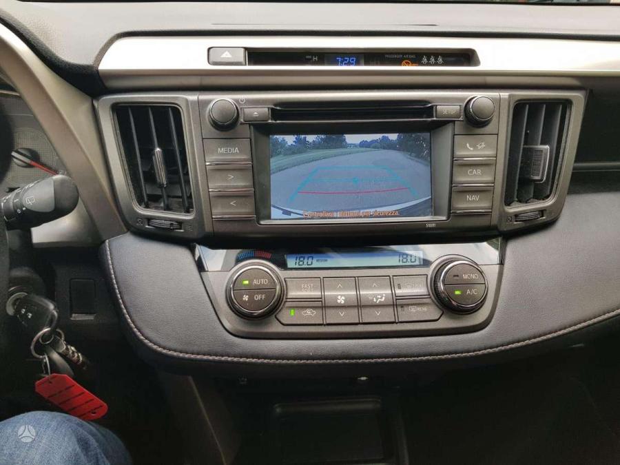 White Toyota RAV4 2015 in Siauliai, with an engine capacity of 2.00 L and mileage of 300 thousand km for 7700 €, photo 14 on AUTOMOTO.COM.LV