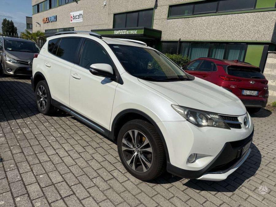 White Toyota RAV4 2015 in Siauliai, with an engine capacity of 2.00 L and mileage of 290 thousand km for 8700 €, photo 4 on AUTOMOTO.COM.LV
