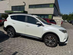 White Toyota RAV4 2015 in Siauliai, with an engine capacity of 2.00 L and mileage of 290 thousand km for 8700 €, photo 5 on AUTOMOTO.COM.LV