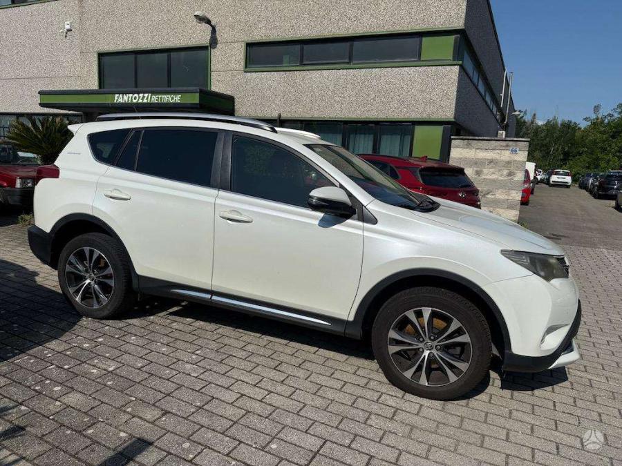 White Toyota RAV4 2015 in Siauliai, with an engine capacity of 2.00 L and mileage of 290 thousand km for 8700 €, photo 5 on AUTOMOTO.COM.LV