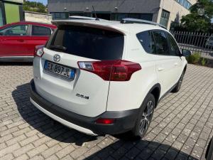 White Toyota RAV4 2015 in Siauliai, with an engine capacity of 2.00 L and mileage of 290 thousand km for 8700 €, photo 6 on AUTOMOTO.COM.LV