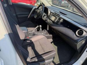 White Toyota RAV4 2015 in Siauliai, with an engine capacity of 2.00 L and mileage of 290 thousand km for 8700 €, photo 10 on AUTOMOTO.COM.LV
