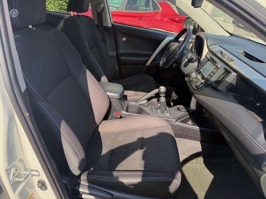 White Toyota RAV4 2015 in Siauliai, with an engine capacity of 2.00 L and mileage of 290 thousand km for 8700 €, photo 11 on AUTOMOTO.COM.LV