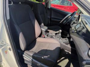 White Toyota RAV4 2015 in Siauliai, with an engine capacity of 2.00 L and mileage of 290 thousand km for 8700 €, photo 12 on AUTOMOTO.COM.LV