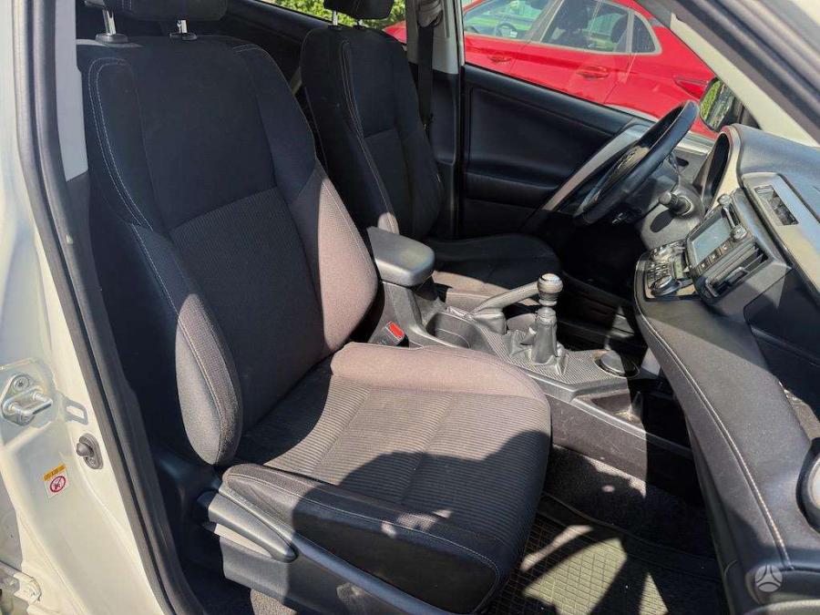 White Toyota RAV4 2015 in Siauliai, with an engine capacity of 2.00 L and mileage of 290 thousand km for 8700 €, photo 12 on AUTOMOTO.COM.LV