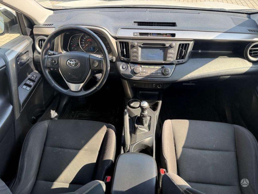 White Toyota RAV4 2015 in Siauliai, with an engine capacity of 2.00 L and mileage of 290 thousand km for 8700 €, photo 13 on AUTOMOTO.COM.LV