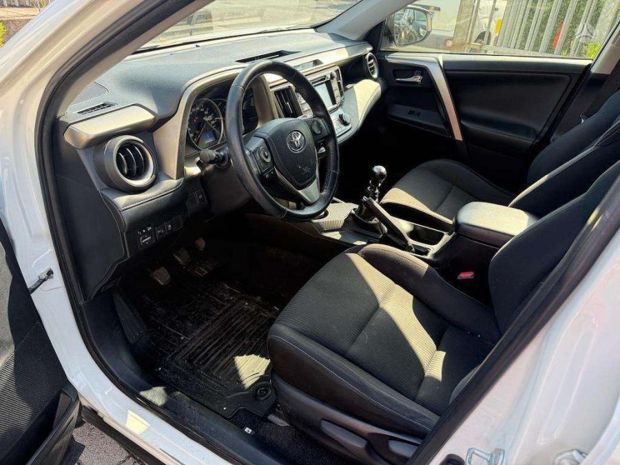 White Toyota RAV4 2015 in Siauliai, with an engine capacity of 2.00 L and mileage of 290 thousand km for 8700 €, photo 14 on AUTOMOTO.COM.LV