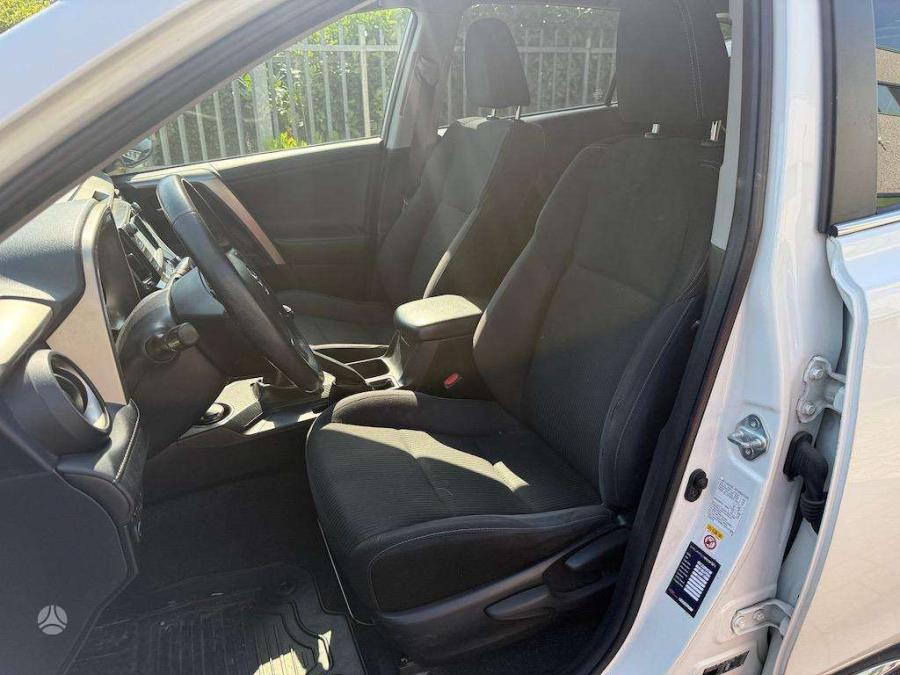 White Toyota RAV4 2015 in Siauliai, with an engine capacity of 2.00 L and mileage of 290 thousand km for 8700 €, photo 15 on AUTOMOTO.COM.LV