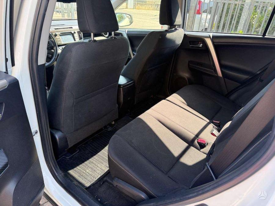 White Toyota RAV4 2015 in Siauliai, with an engine capacity of 2.00 L and mileage of 290 thousand km for 8700 €, photo 16 on AUTOMOTO.COM.LV