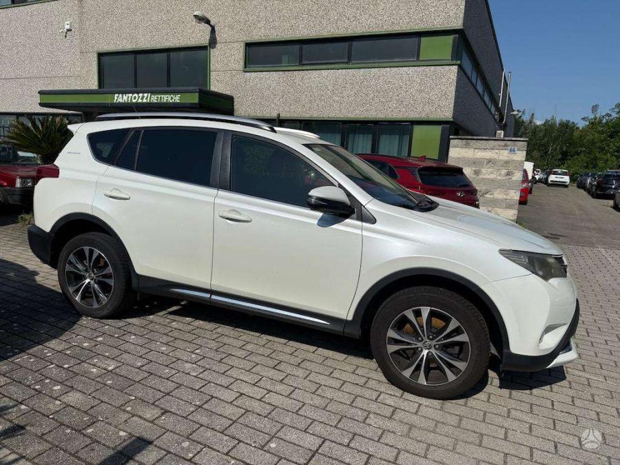 White Toyota RAV4 2015 in Siauliai, with an engine capacity of 2.00 L and mileage of 290 thousand km for 8700 €, photo 5 on AUTOMOTO.COM.LV