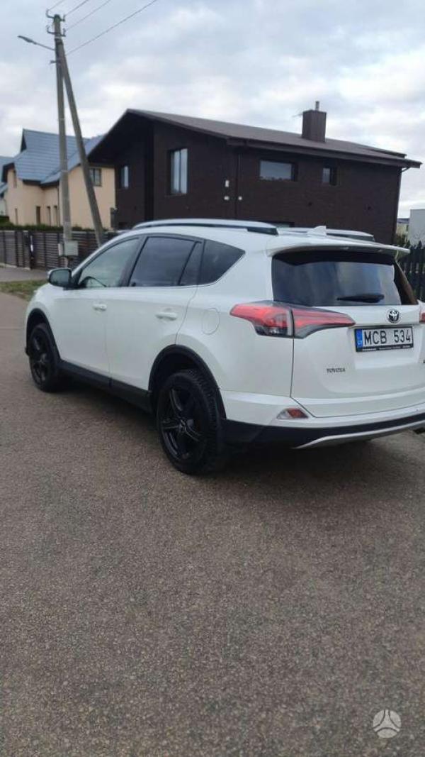 White Toyota RAV4 2016 in Kaunas, with an engine capacity of 2.00 L and mileage of 199 thousand km for 13700 €, photo 3 on AUTOMOTO.COM.LV