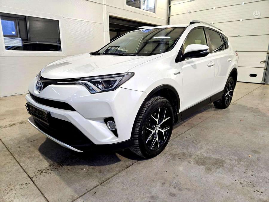 White Toyota RAV4 2016 in Marijampole, with an engine capacity of 2.50 L and mileage of 327 thousand km for 12300 €, photo 1 on AUTOMOTO.COM.LV