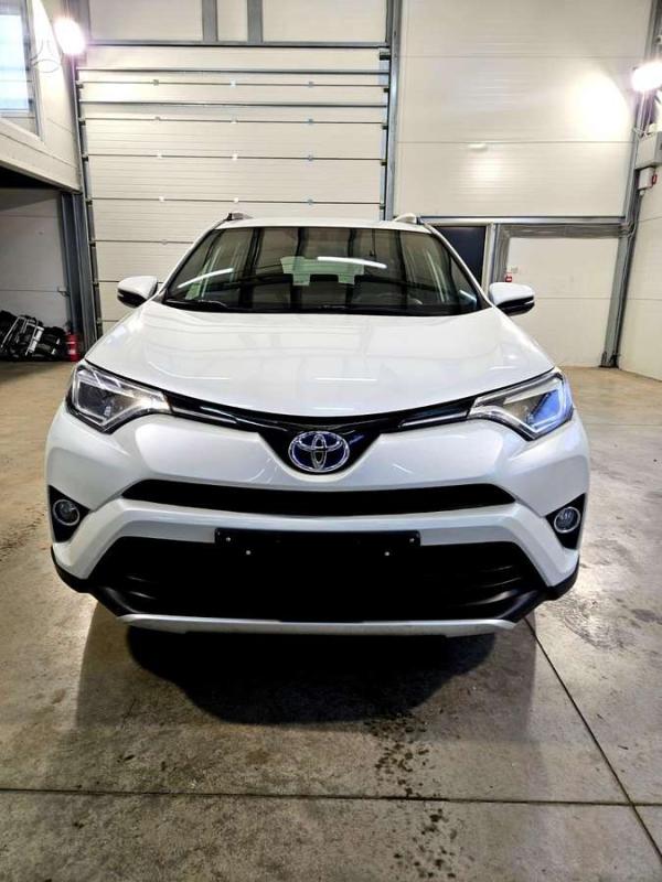 White Toyota RAV4 2016 in Marijampole, with an engine capacity of 2.50 L and mileage of 327 thousand km for 12300 €, photo 2 on AUTOMOTO.COM.LV