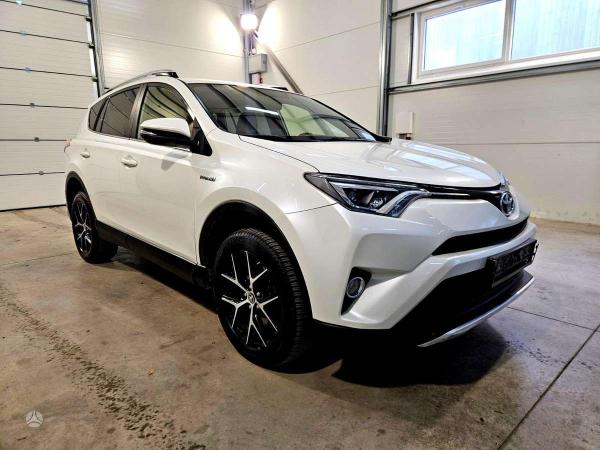 White Toyota RAV4 2016 in Marijampole, with an engine capacity of 2.50 L and mileage of 327 thousand km for 12300 €, photo 3 on AUTOMOTO.COM.LV