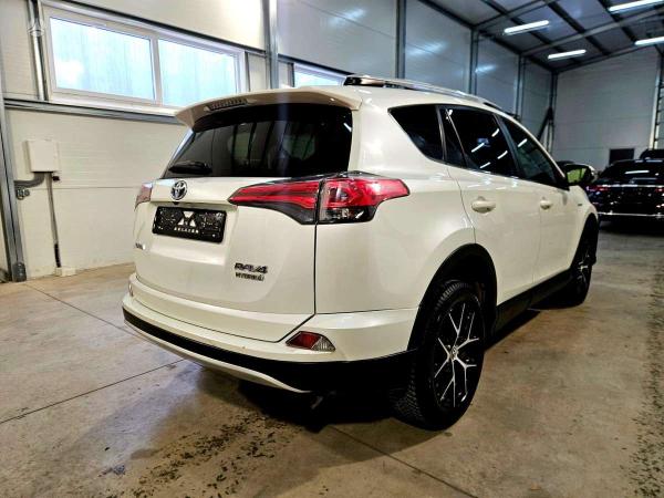 White Toyota RAV4 2016 in Marijampole, with an engine capacity of 2.50 L and mileage of 327 thousand km for 12300 €, photo 4 on AUTOMOTO.COM.LV