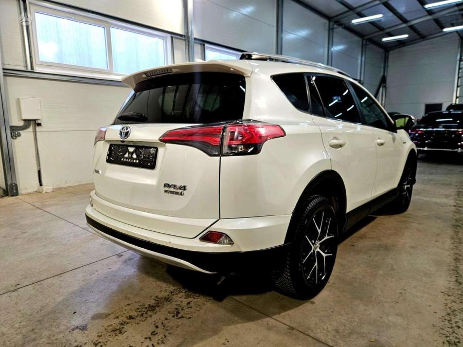 White Toyota RAV4 2016 in Marijampole, with an engine capacity of 2.50 L and mileage of 327 thousand km for 12300 €, photo 4 on AUTOMOTO.COM.LV