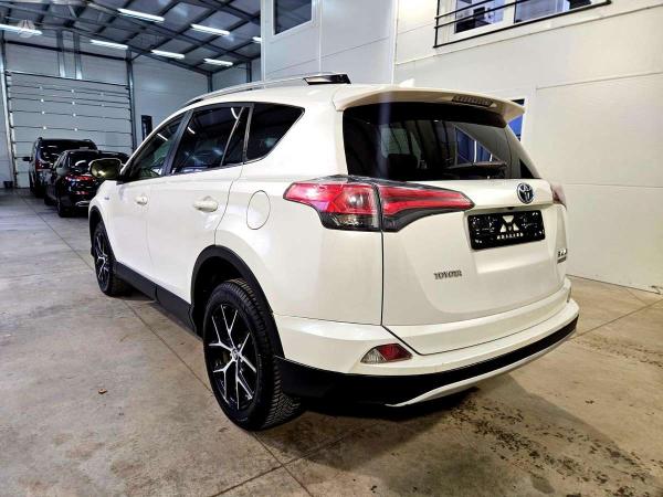 White Toyota RAV4 2016 in Marijampole, with an engine capacity of 2.50 L and mileage of 327 thousand km for 12300 €, photo 6 on AUTOMOTO.COM.LV