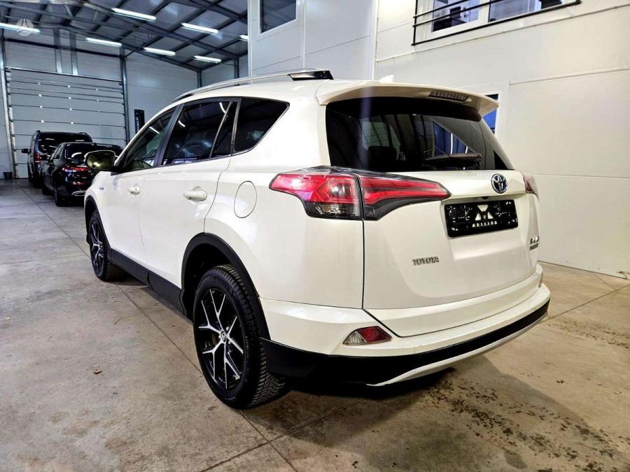White Toyota RAV4 2016 in Marijampole, with an engine capacity of 2.50 L and mileage of 327 thousand km for 12300 €, photo 6 on AUTOMOTO.COM.LV