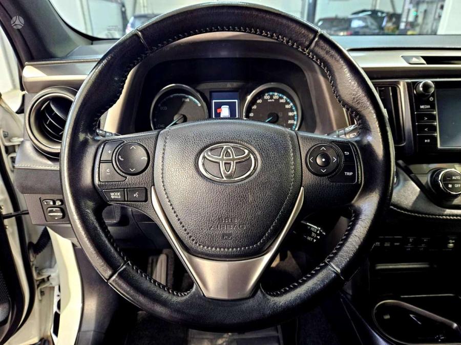 White Toyota RAV4 2016 in Marijampole, with an engine capacity of 2.50 L and mileage of 327 thousand km for 12300 €, photo 15 on AUTOMOTO.COM.LV