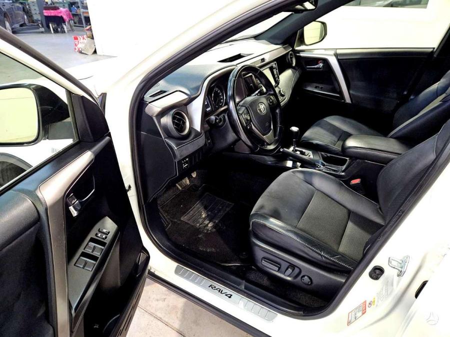 White Toyota RAV4 2016 in Marijampole, with an engine capacity of 2.50 L and mileage of 327 thousand km for 12300 €, photo 25 on AUTOMOTO.COM.LV