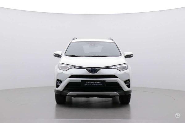 White Toyota RAV4 2016 in Vilnius, with an engine capacity of 2.49 L and mileage of 101 thousand km for 21900 €, photo 6 on AUTOMOTO.COM.LV