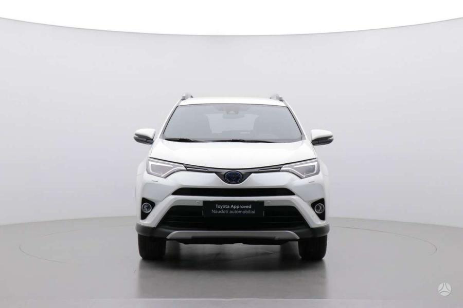 White Toyota RAV4 2016 in Vilnius, with an engine capacity of 2.49 L and mileage of 101 thousand km for 21900 €, photo 6 on AUTOMOTO.COM.LV