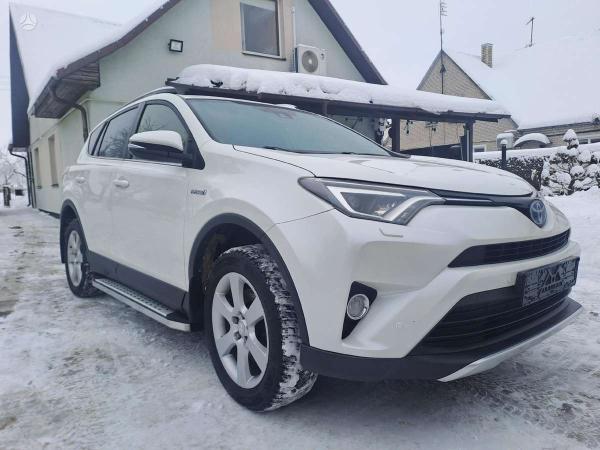 White Toyota RAV4 2016 in Ukmerge, with an engine capacity of 2.50 L and mileage of 236 thousand km for 14250 €, photo 4 on AUTOMOTO.COM.LV