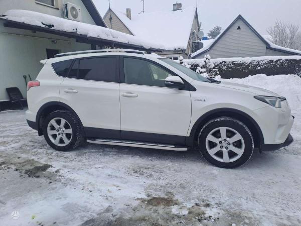 White Toyota RAV4 2016 in Ukmerge, with an engine capacity of 2.50 L and mileage of 236 thousand km for 14250 €, photo 5 on AUTOMOTO.COM.LV