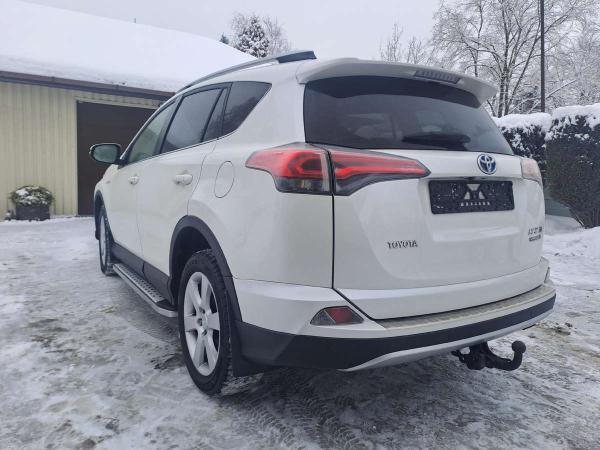 White Toyota RAV4 2016 in Ukmerge, with an engine capacity of 2.50 L and mileage of 236 thousand km for 14250 €, photo 6 on AUTOMOTO.COM.LV