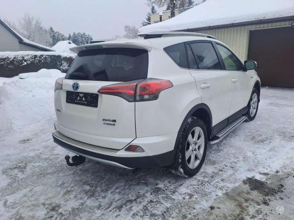 White Toyota RAV4 2016 in Ukmerge, with an engine capacity of 2.50 L and mileage of 236 thousand km for 14250 €, photo 7 on AUTOMOTO.COM.LV
