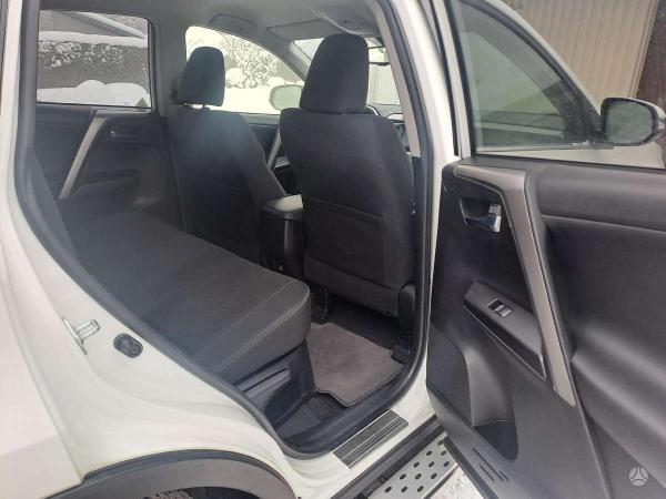 White Toyota RAV4 2016 in Ukmerge, with an engine capacity of 2.50 L and mileage of 236 thousand km for 14250 €, photo 9 on AUTOMOTO.COM.LV