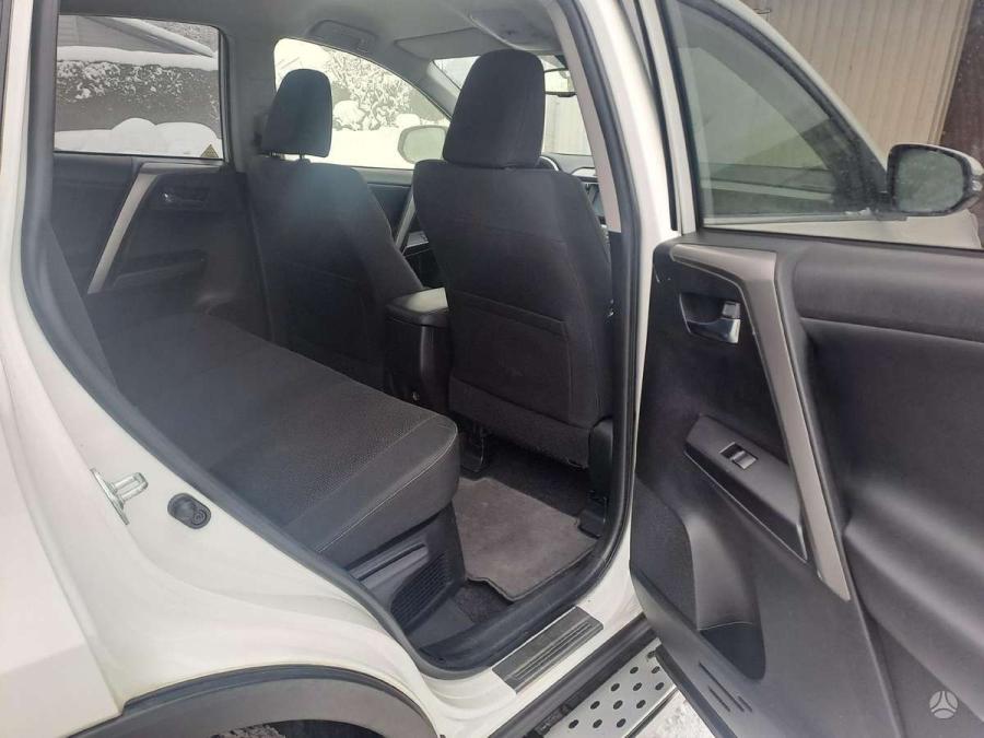 Balts Toyota RAV4 2016 Ukmergė, ar dzinēja tilpumu 2.50 L un nobraukumu 236 tūkst. km par 14250 €, foto 9 vietnē AUTOMOTO.COM.LV