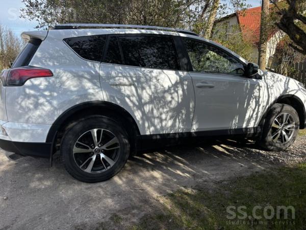 White Toyota RAV4 2016 in Ogre, with an engine capacity of 2.00 L and mileage of 155 thousand km for 17000 €, photo 2 on AUTOMOTO.COM.LV