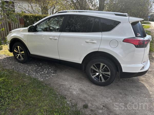 White Toyota RAV4 2016 in Ogre, with an engine capacity of 2.00 L and mileage of 155 thousand km for 17000 €, photo 4 on AUTOMOTO.COM.LV