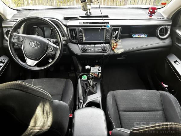 White Toyota RAV4 2016 in Ogre, with an engine capacity of 2.00 L and mileage of 155 thousand km for 17000 €, photo 6 on AUTOMOTO.COM.LV