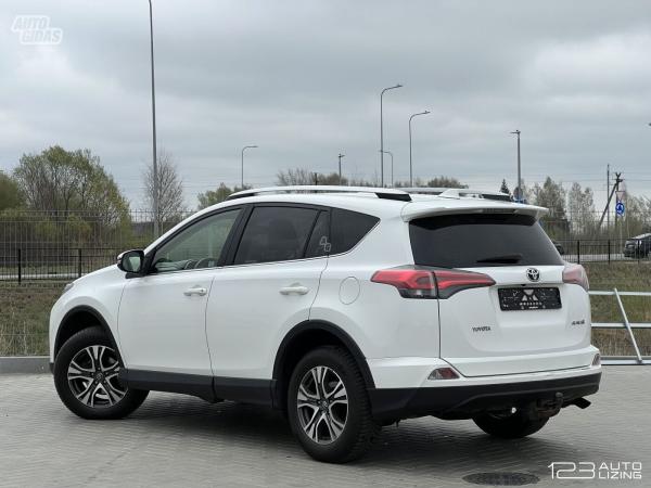 White Toyota RAV4 2016 in Taurage, with an engine capacity of 2.00 L and mileage of 255 thousand km for 12300 €, photo 5 on AUTOMOTO.COM.LV