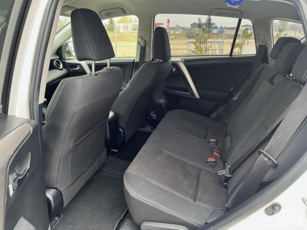 White Toyota RAV4 2016 in Taurage, with an engine capacity of 2.00 L and mileage of 255 thousand km for 12300 €, photo 9 on AUTOMOTO.COM.LV