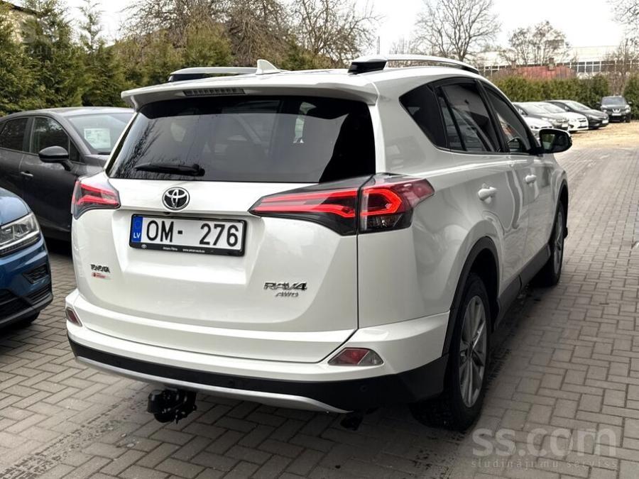 White Toyota RAV4 2016 in Riga, with an engine capacity of 2.00 L and mileage of 211 thousand km for 16500 €, photo 4 on AUTOMOTO.COM.LV