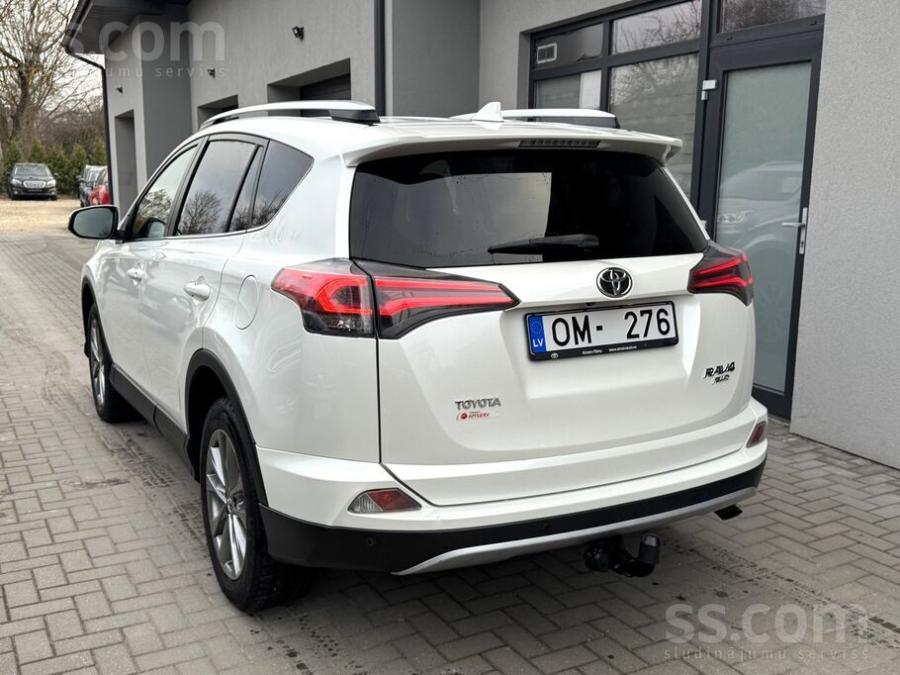 White Toyota RAV4 2016 in Riga, with an engine capacity of 2.00 L and mileage of 211 thousand km for 16500 €, photo 5 on AUTOMOTO.COM.LV
