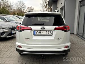 White Toyota RAV4 2016 in Riga, with an engine capacity of 2.00 L and mileage of 211 thousand km for 16500 €, photo 6 on AUTOMOTO.COM.LV