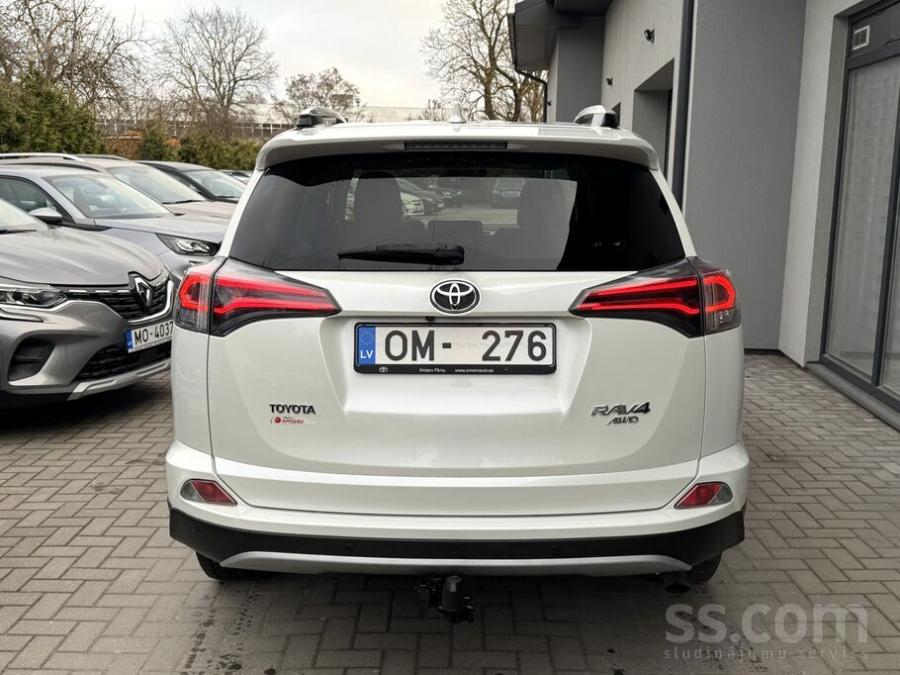 White Toyota RAV4 2016 in Riga, with an engine capacity of 2.00 L and mileage of 211 thousand km for 16500 €, photo 6 on AUTOMOTO.COM.LV