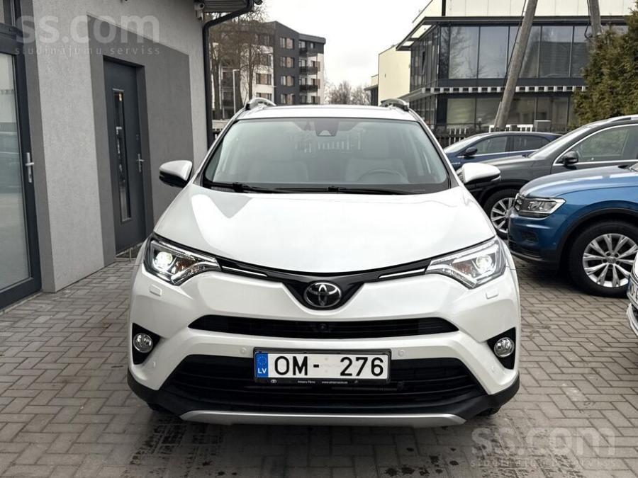 White Toyota RAV4 2016 in Riga, with an engine capacity of 2.00 L and mileage of 211 thousand km for 16500 €, photo 7 on AUTOMOTO.COM.LV
