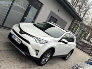 White Toyota RAV4 2016 in Riga, with an engine capacity of 2.00 L and mileage of 211 thousand km for 16500 €, photo 8 on AUTOMOTO.COM.LV