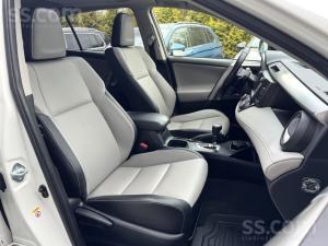 White Toyota RAV4 2016 in Riga, with an engine capacity of 2.00 L and mileage of 211 thousand km for 16500 €, photo 9 on AUTOMOTO.COM.LV