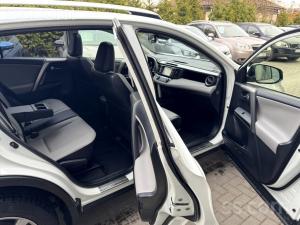 White Toyota RAV4 2016 in Riga, with an engine capacity of 2.00 L and mileage of 211 thousand km for 16500 €, photo 11 on AUTOMOTO.COM.LV